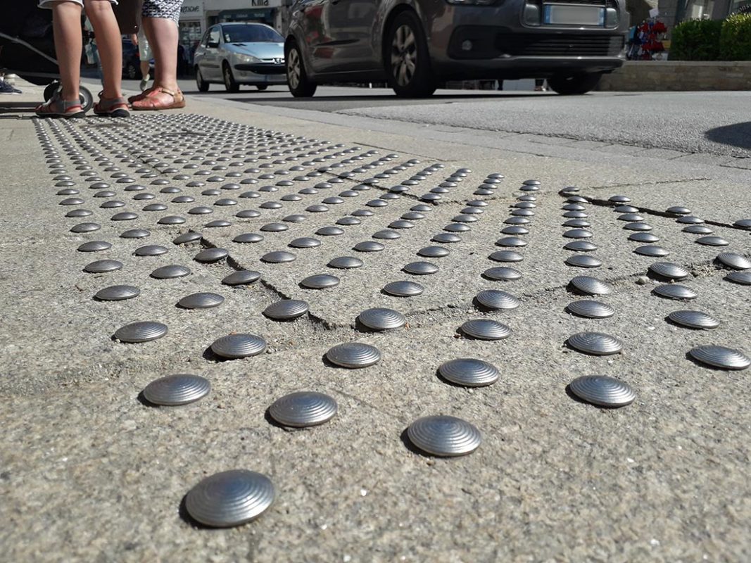Clous podotactiles à sceller - Surfaces podotactiles - Geveko Markings