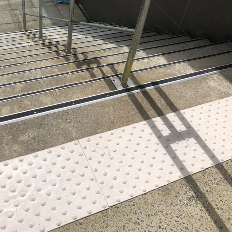 Bande podotactile extérieure adhésive MTA - Accessibilité - Geveko Markings